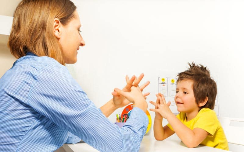 Ko je logoped? Logoped je stručnjak koji pomaže deci i odraslima...